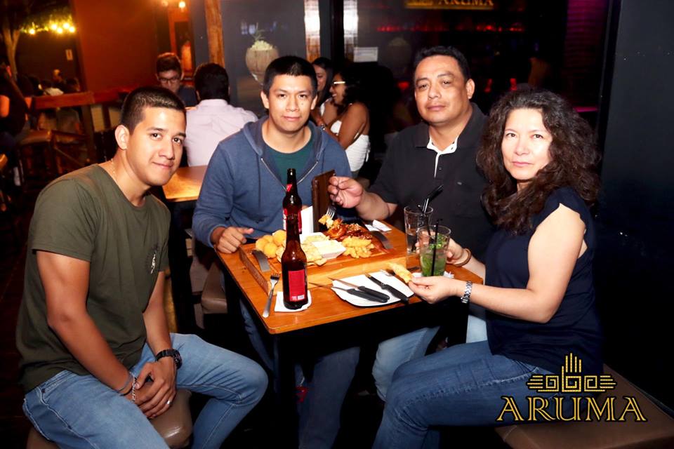 Piuranos disfrutan los días de verano en Aruma Lounge Bar & Disco