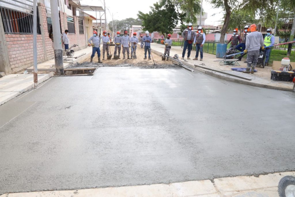 Inician vaciado de concreto en obra de pistas y veredas en Enace y ...