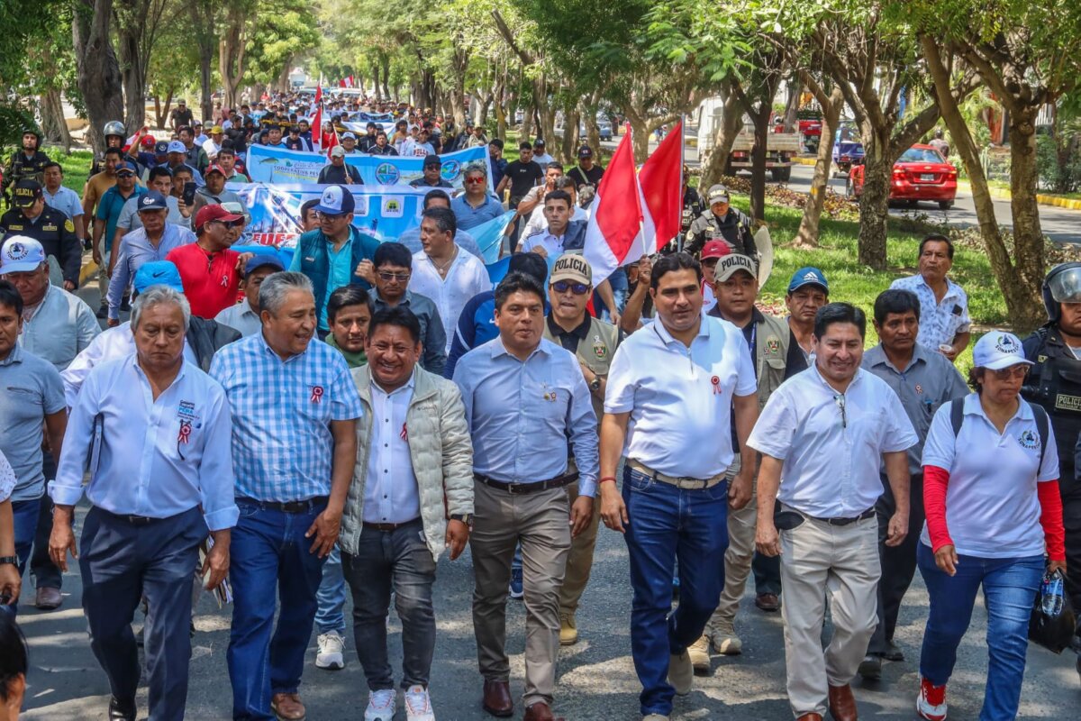 Gobernador Luis Neyra denuncia la presencia de buques extranjeros que ... Gobernador Luis Neyra denuncia la presencia de buques extranjeros que ...